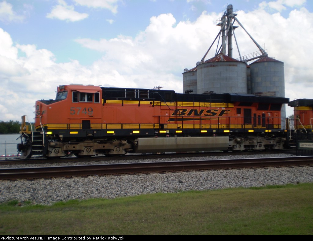 BNSF 5749